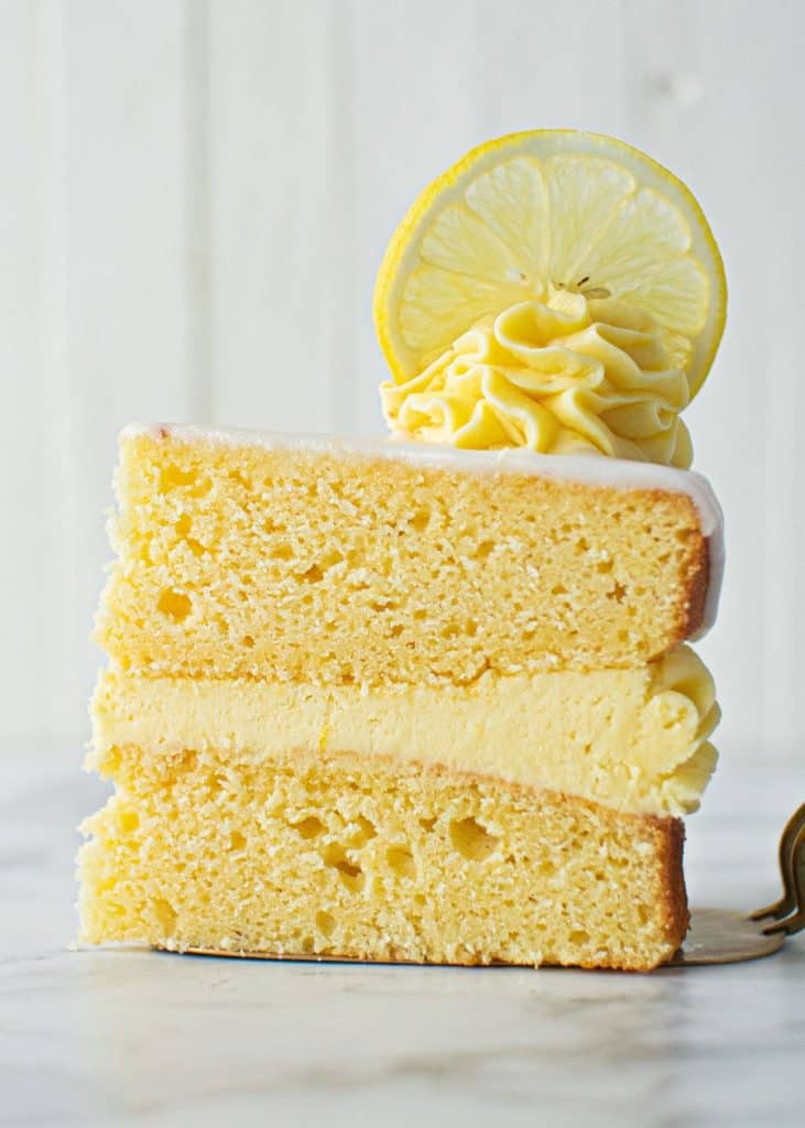 Delicious Lemon Sponge Cake - www.thescranline.com