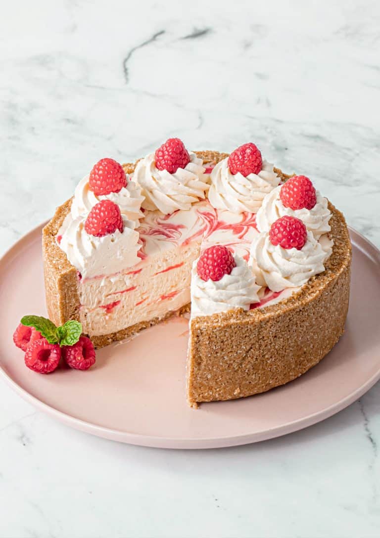 Raspberry Swirl Cheesecake - www.thescranline.com