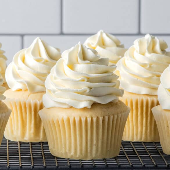 Vanilla Cupcakes - www.thescranline.com