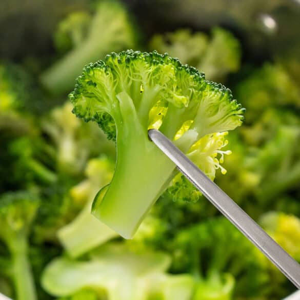 How To Perfectly Steam Broccoli - The Scranline